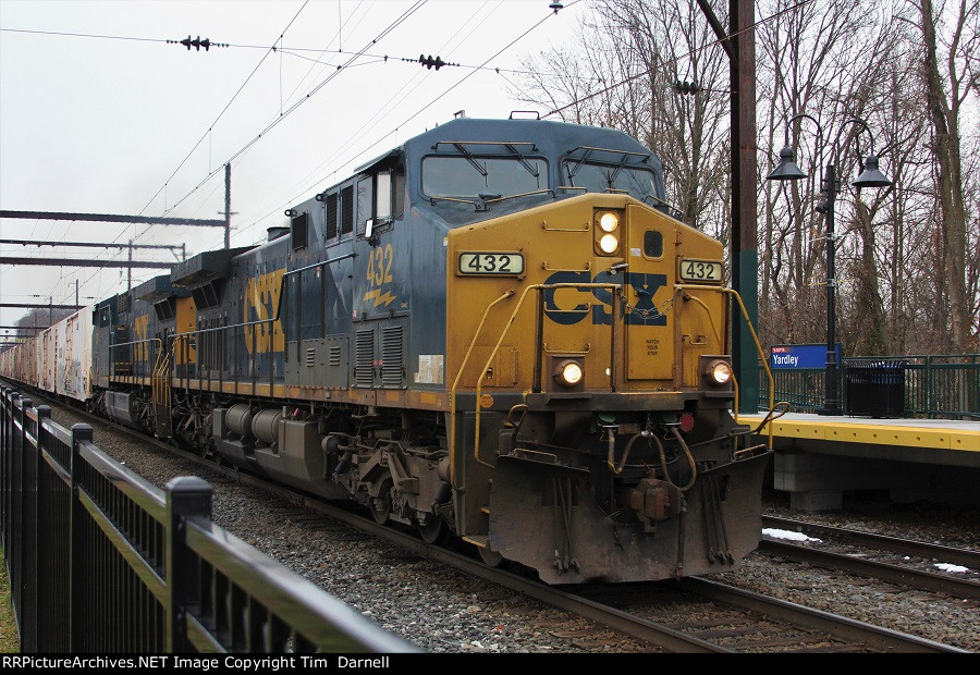 CSX 432 on juice train Q140